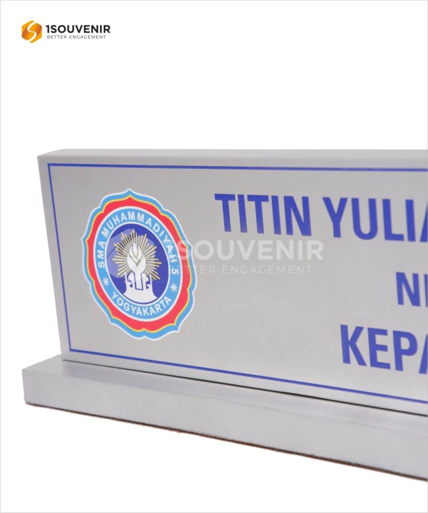 Papan Nama Polri untuk Menunjukkan Identitas Anda